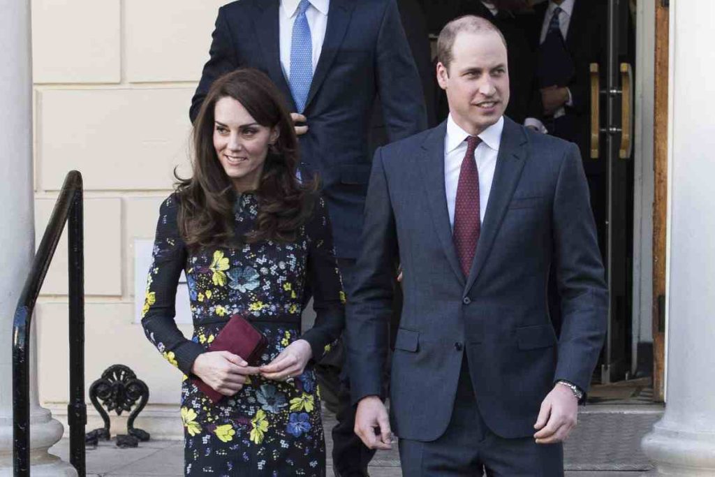 Kate Middleton becca il Principe William e i figli con le mani nel ...